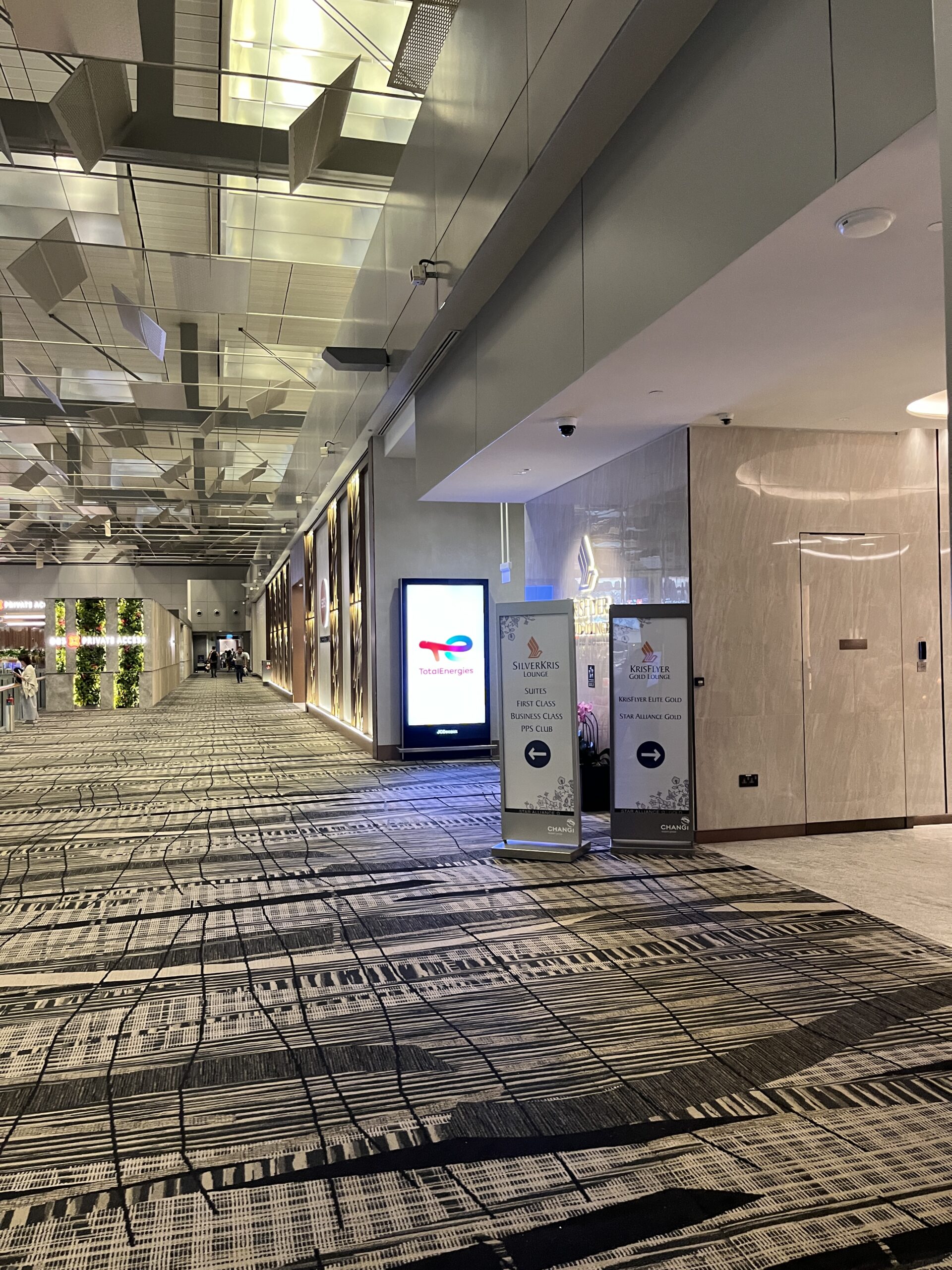 シンガポール＆台湾 旅行記 2024年7月④ 3日目 シンガポール航空 ビジネスクラス SQ874 シルバークリスラウンジ ターミナル3 ...